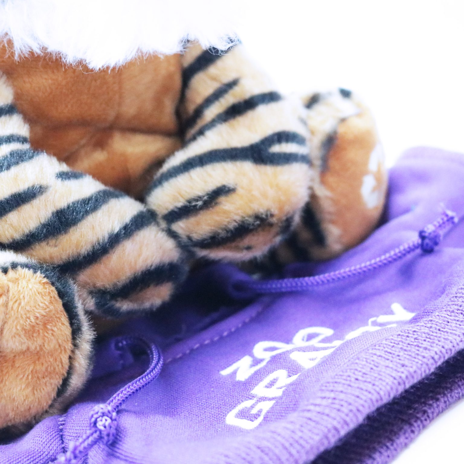 Tiger Plush – Zoo de Granby embroidered sweater - Boutique du Zoo de Granby